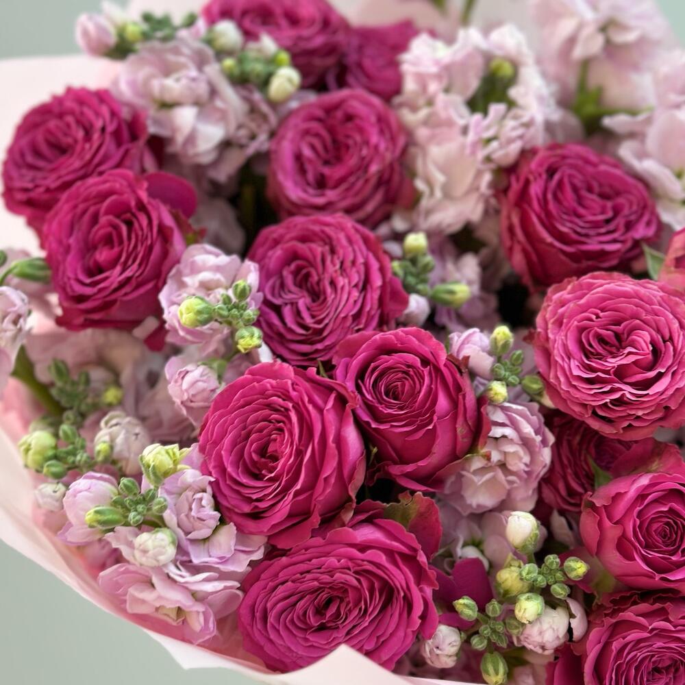 Розовый букет из пионовидных кустовых роз и ароматной маттиолы Арт.086 ...