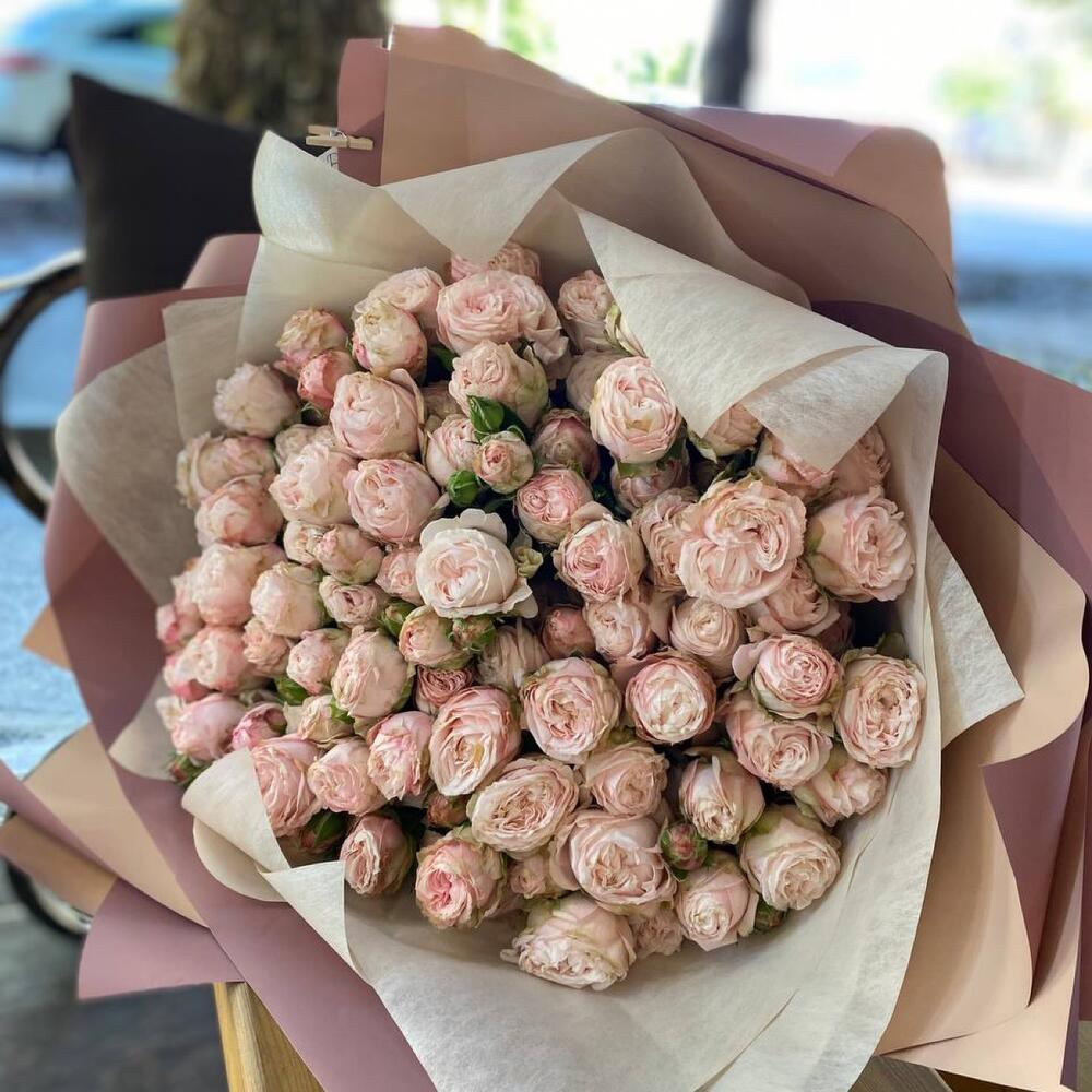 Bouquet "Bubble Gum" of 19 peony-shaped bush roses of the Bombastic ...