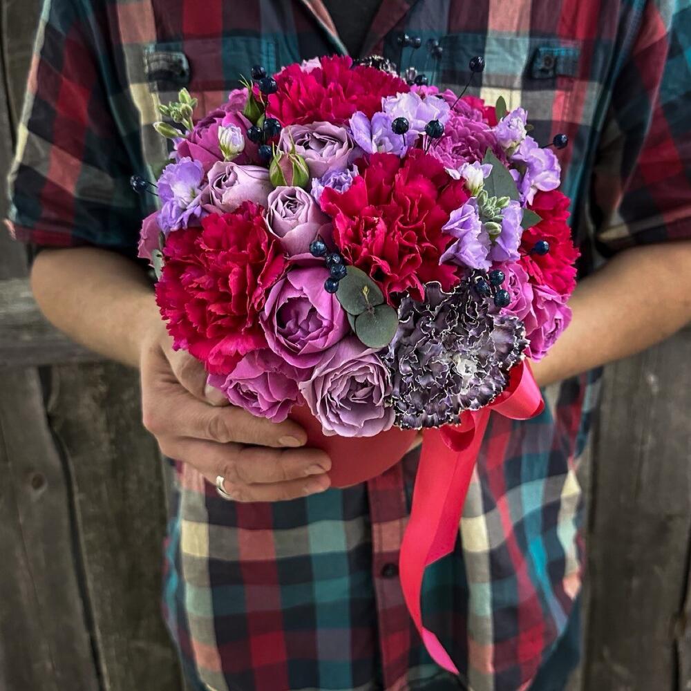 Яркие гвоздики и пионовидные розы в коробке FM078, Цветы и подарки в ...