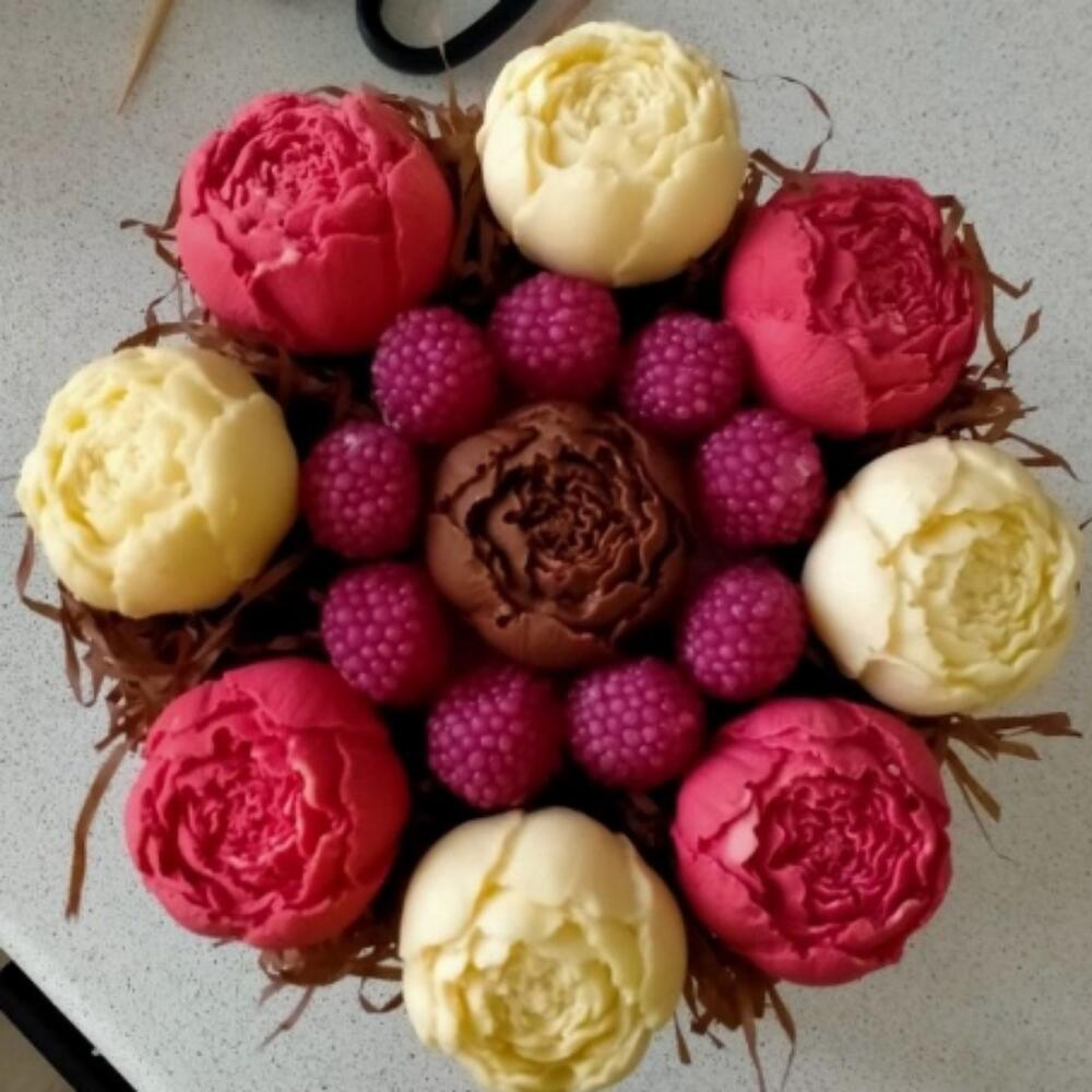 9 шоколадных пиончиков с мармеладом в коробке, Flowers and presents ...