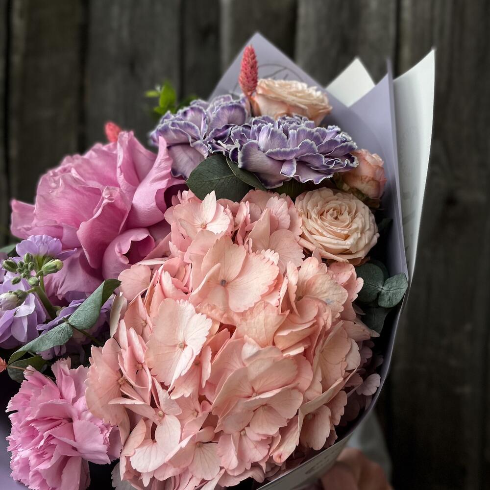 Букет «Интрига» с гортензией и французской розой FM019, Цветы и подарки ...