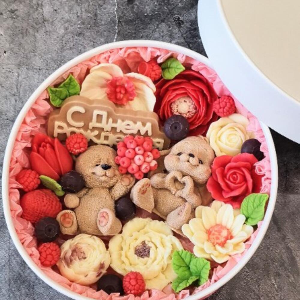 Шоколадные фигурки +цветы в подарочной коробке, Pastry shops and ...