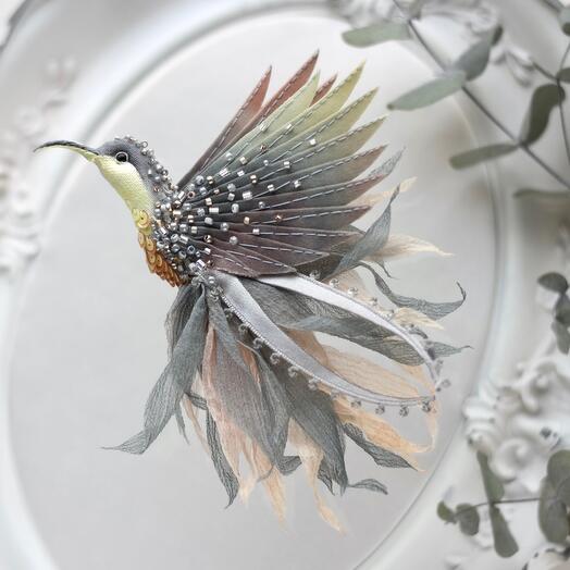 Брошь птица колибри мини, Украшения в Москве, купить по цене 15200 руб, Броши и значки в Julia ...