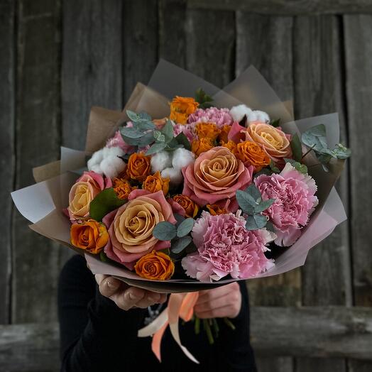 Букет «Пламя» с розами и диантусами в крафте FM022, Цветы Москва ...