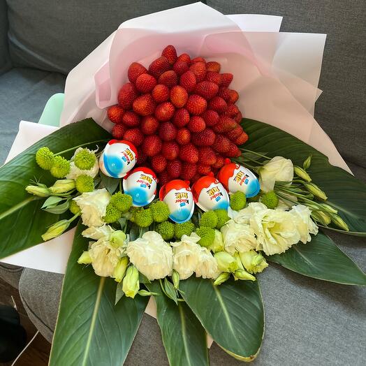 Strawberry bouquet with Kinder Joy, Flowers & Gifts Istanbul, buy at a ...