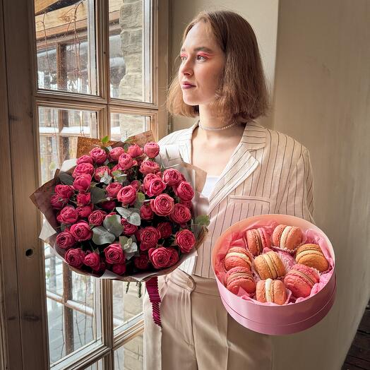 Букет из кустовой розы и коробочка макарунс FM581🩷, Цветы в Москве ...