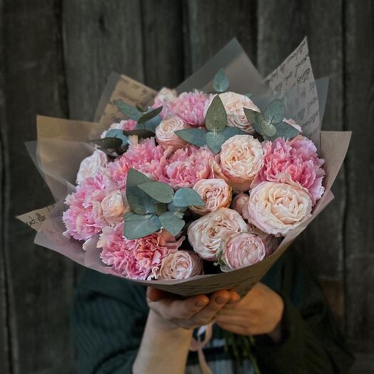 Букет из кустовых пионовидных роз и кружевных диантусов, Цветы и ...