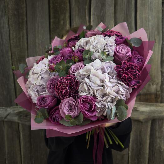 Авторский букет в ягодных тонах с гортензией и пионовидной кустовой ...