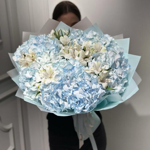 Букет с 5 голубыми гортензиями и белыми альстромериями, Flowers Tula ...